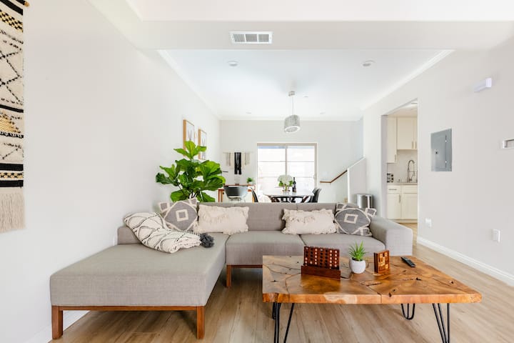 Stay Four - Relaxing Townhome Near Downtown La - El Monte, CA