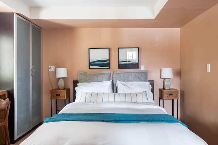 Wind Down In The Hot Tub At A Modern Arts And Crafts Studio - Seal Beach, CA