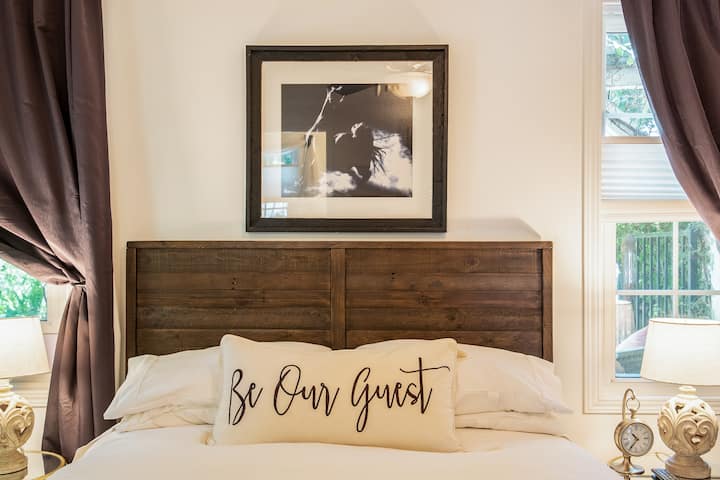 Beautiful Guest Cottage With Private Pool (Rancho) - Los Angeles, CA