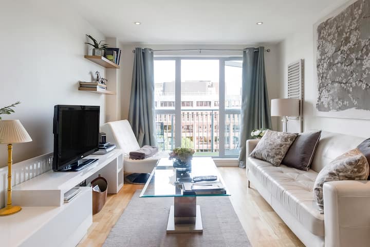 High Floor Town Center + Balcony - Woking