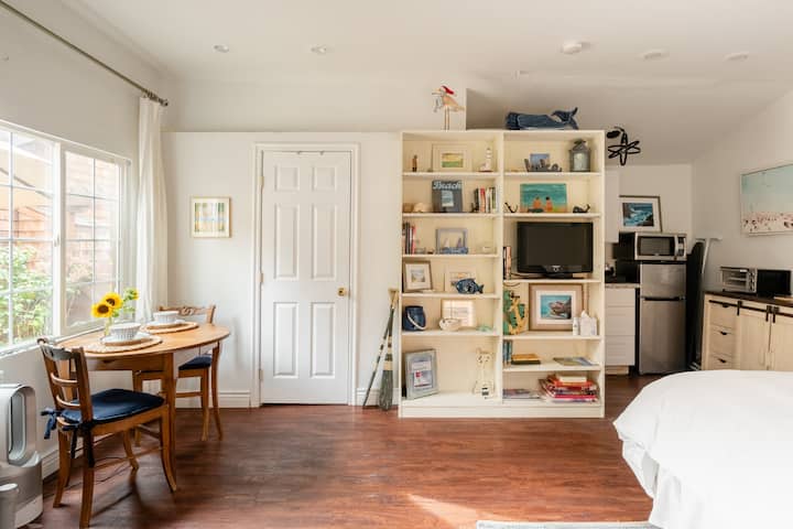 Soak Up The Serenity On The Patio Of A Charming Cottage - San Carlos, CA