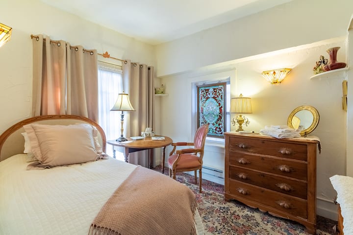 Oxford Room In Carriage House - New Haven, CT