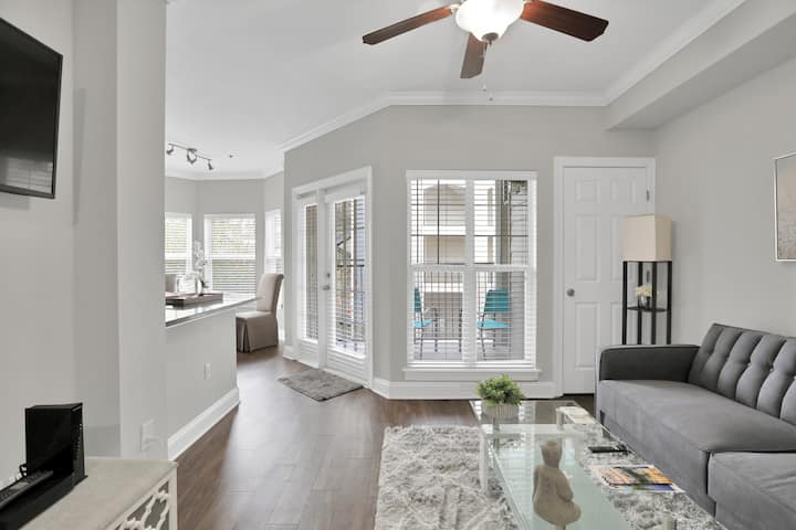 Chic Apt | 15 mins to Airport | City Skyline View - Apartments for Rent ...