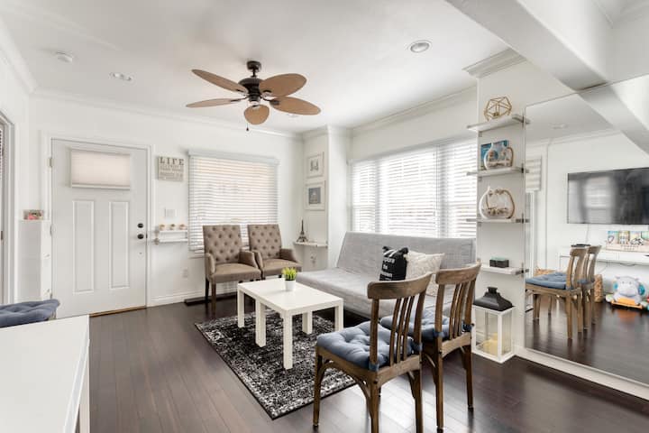 2 Cozy Homes Near Rose Park: The Avocado Bungalows - Los Angeles, CA
