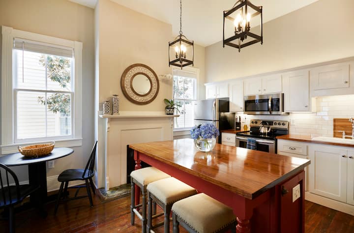 Beautiful Historic Gem By Forsyth Park! - Savannah, GA