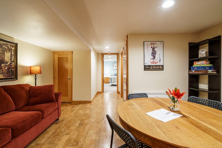 The "Couve's Nest" Basement Apt. W/full Kitchen - 溫哥華
