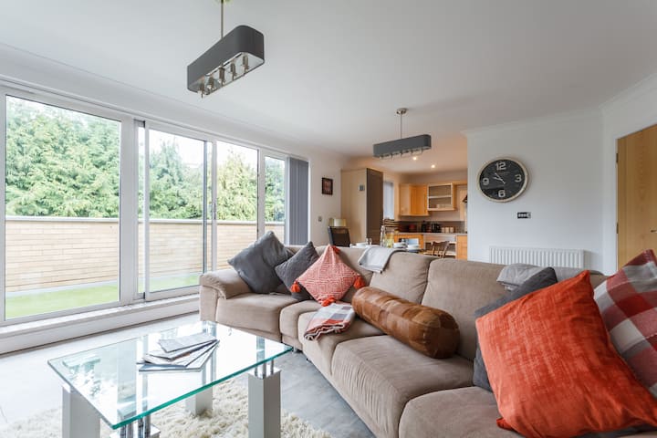 Stunning Penthouse Apartment Walk Into Town Centre - 
