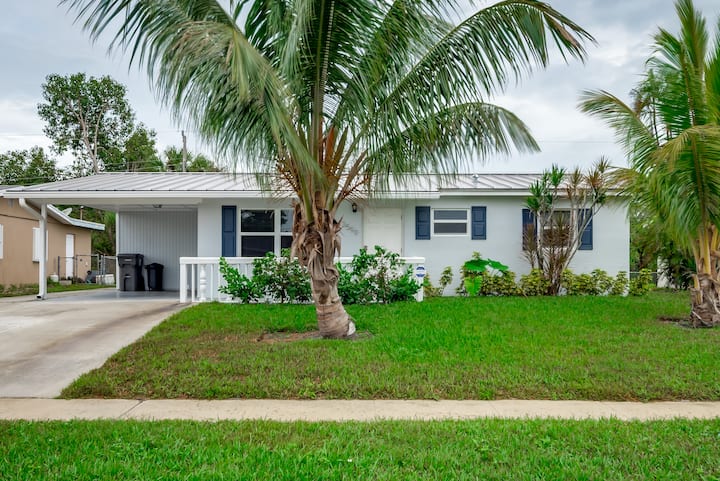 Enjoy Florida From This Central Located 3/1 House - Palm Beach Gardens