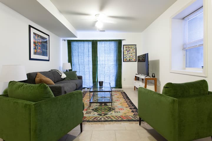 Sunny Mott Haven Townhouse With Garden. - The Bronx, NY