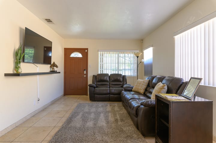 Full Kitchen, King Bed, Btw Disney & Los Angeles - Norwalk, CA