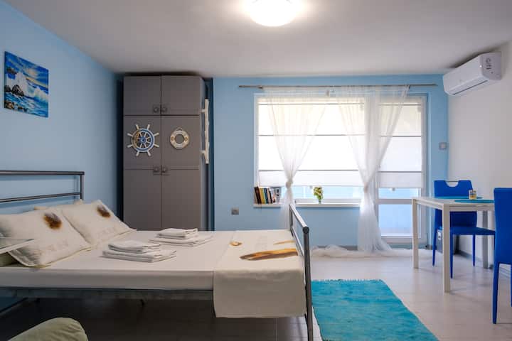 Cute Little Studio - Burgasz