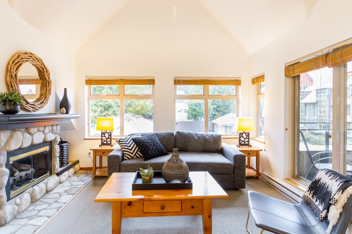 Ski In/out Condo W Pool, Bbq & Hot Tub, Creekside - Whistler