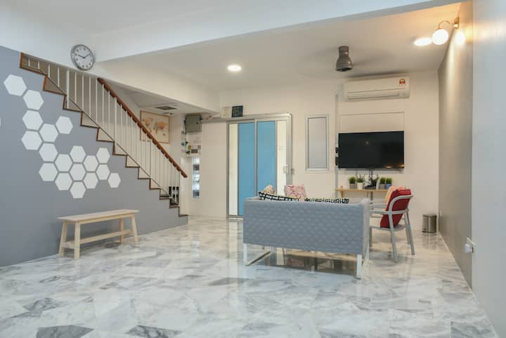 [出嫁屋]Uniquehomestay/13pax/5 Mins To Miecc - Seri Kembangan