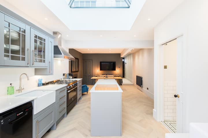 Superb 2 Bed Townhouse In Cheltenham, The Suffolks - Cheltenham