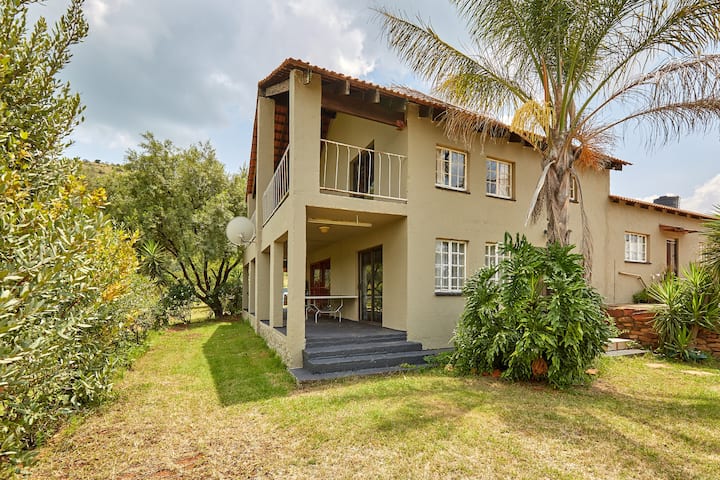 A 14 Cynthias Country Stay Main House 14 Sleeper - Hartbeespoort