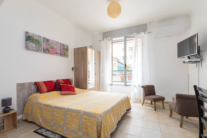 Studio Au Calme Dans Quartier Animé (Libération) - Nice