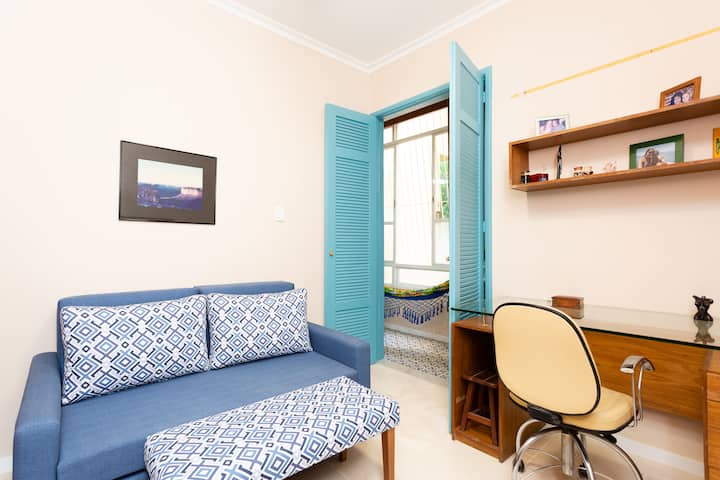 Apto. 2 Quartos  Em Rua Tranquila De Santa Teresa - Glória