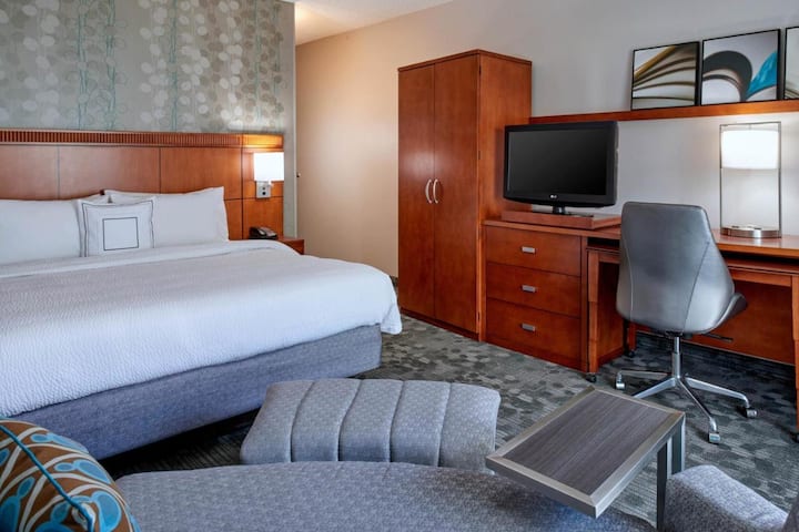 Experience Maximum Comfort! Spacious Unit, Pool! - Eden Prairie, MN