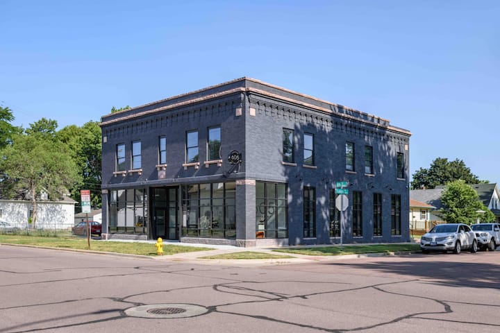 The Washington: Upscale Renovated Loft In Downtown - Sioux Falls, SD