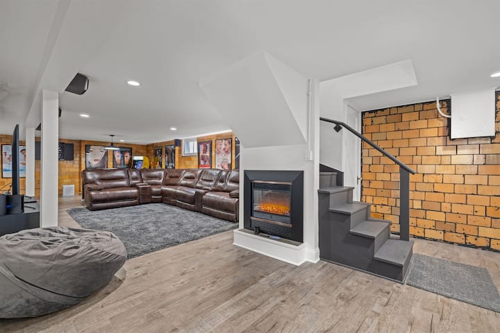 Spacious Home With Entertainment Room And Hot Tub - St. Louis, MO