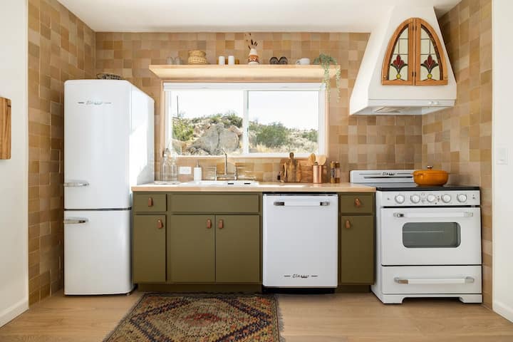 Luxe Joshua Tree Cabin | Fire Pit, Views, Boulders - Yucca Valley, CA