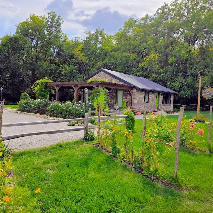 Stone Cottage, Lush Garden, Cattle View, Wooded Tr - Camden, MO