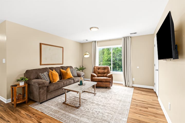 Modern 1br Upper Flat | King Bed + In-unit Laundry - Roseville, MI