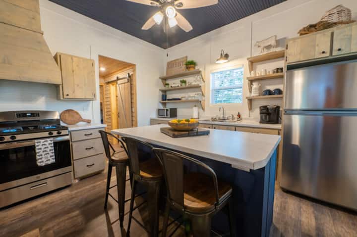 "Phil's Farmhouse" Private Back Deck, Fire Pit - Pine Creek Lake, OK