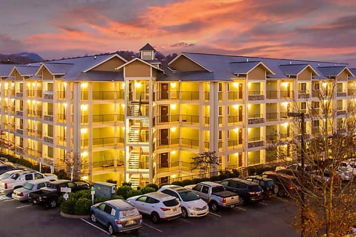 Laurel Crest Resort | 2 Bedroom Villa - Pigeon Forge, TN