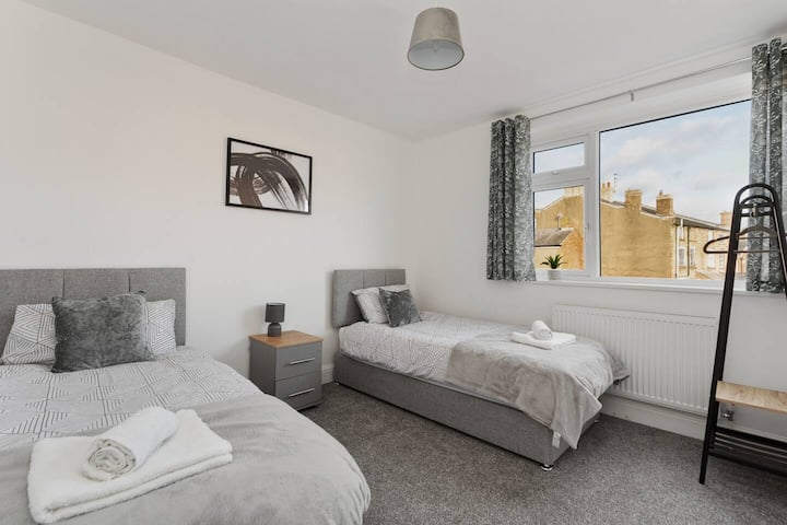 Spacious 5-bed House Private Parking - Southwell