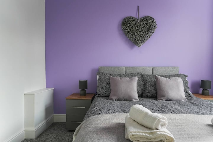 Spacious 5-bed House Private Parking - Newark-on-Trent