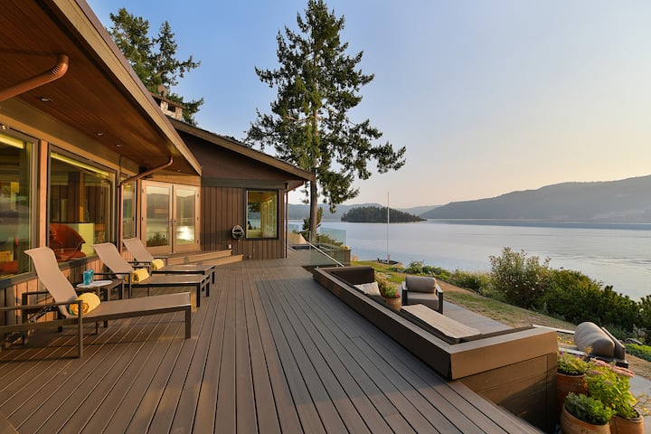 Island Luxury Oceanside Estate - North Saanich