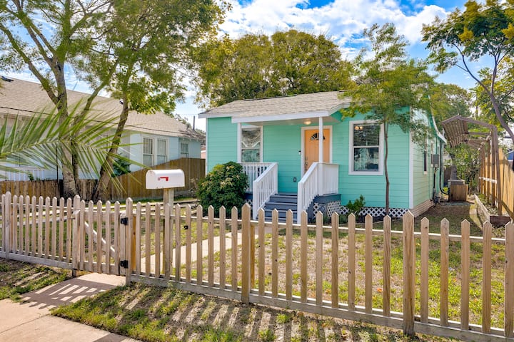 Galveston Vacation Rental: Deck & Central Location - Rock & Roll, Galveston