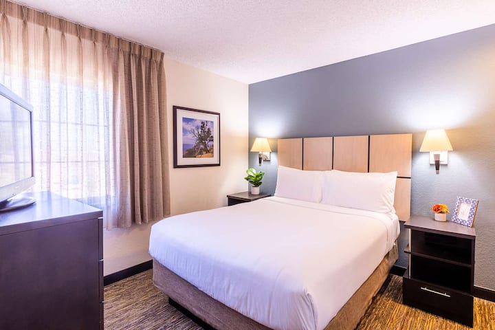 Maximum Comfort! 2 Spacious Units, Full Kitchens! - Irvine, CA