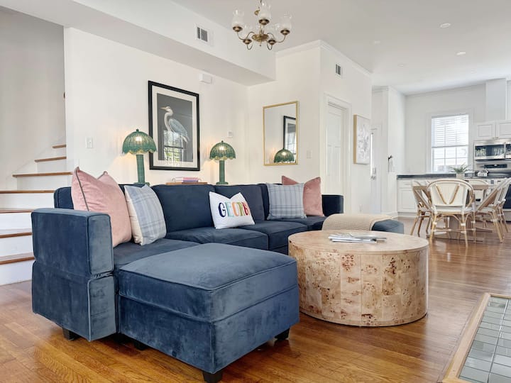 Spacious 3-floor Downtown Retreat - Prime Location - Savannah, GA