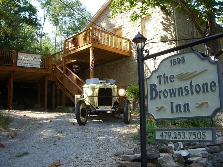Large Suite, Iconic Building! North Side Downtown - Eureka Springs, AR