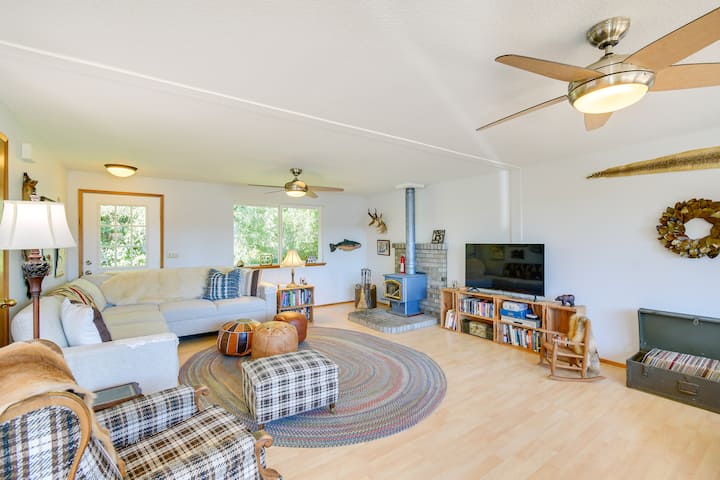 Hoodsport Vacation Rental W/ Deck & Canal Views! - Washington