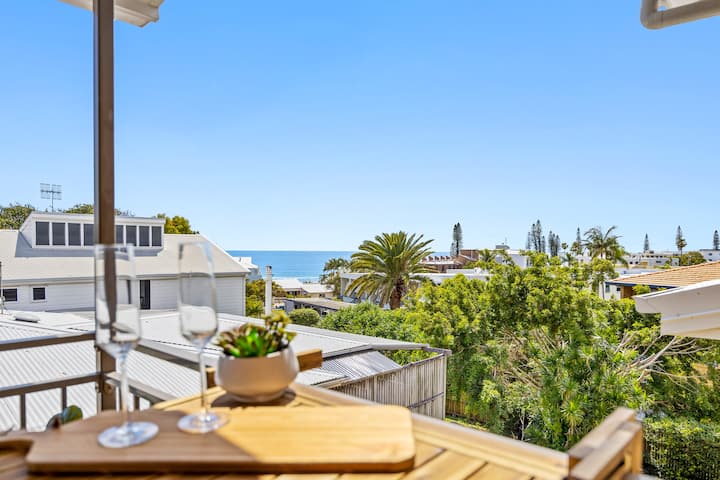 Quaint 2-bed Beach Abode With Ocean Views - Mooloolaba