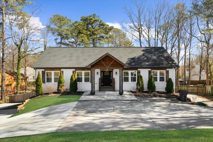 Newly Renovated Family Home Near Coolray Stadium! - Lawrenceville, GA