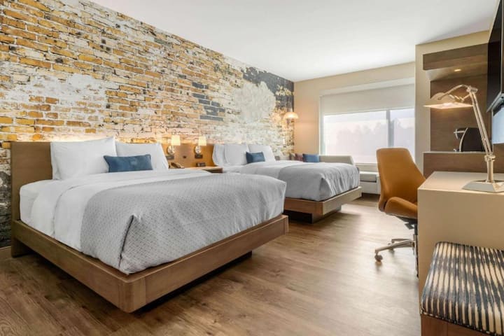 Stylish Décor 2 Queen Bed - Charlotte, NC