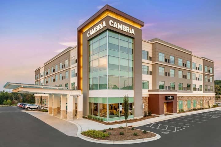 Minutes To Charlotte + Pool. Bar & Free Parking - Fort Mill, SC