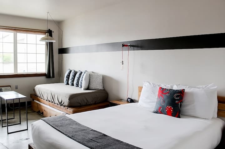 Beach Getaway! Two Pet-friendly Units, Indoor Pool - Seaside, OR