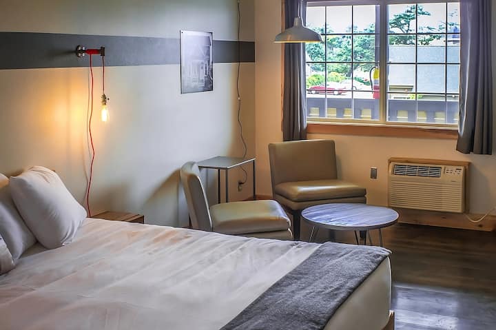 Seaside Stay! Two Relaxing Units, Free Parking! - Seaside, OR