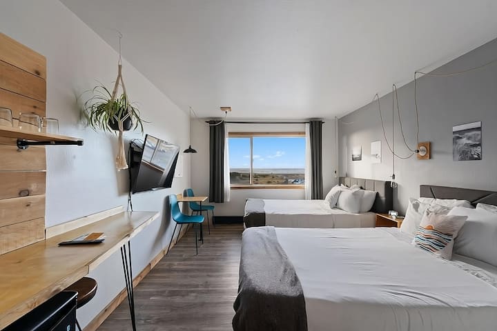 East 2 Queen At Adrift Hotel, Indoor Pool & Sauna - Long Beach, WA