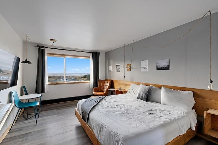 East King Room At Adrift Hotel, Pet-friendly - Long Beach, WA
