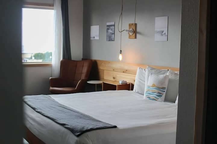 Pet-friendly Hotel! Two Modern Units, Indoor Pool! - Long Beach, WA