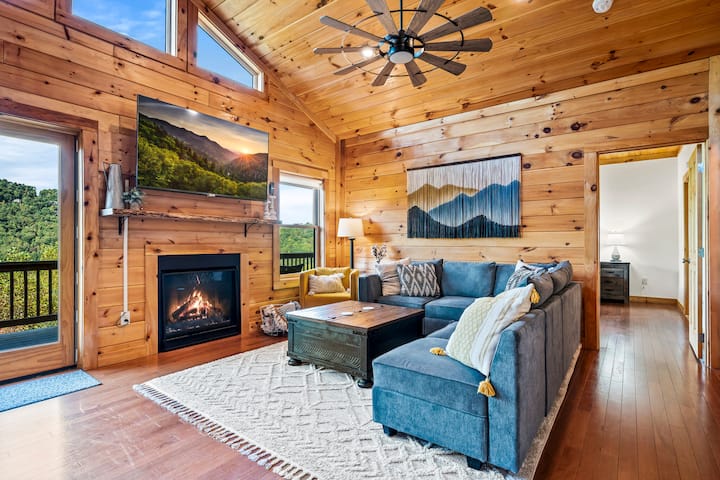 Ski Escape! Family & Pet-friendly Game Cabin - Maggie Valley, NC