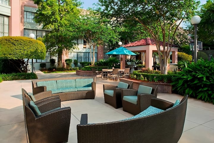 Spacious 2br Suite W/ Full Kitchen, Outdoor Pool! - New Orleans, LA