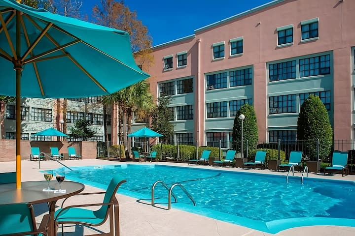 Pet-friendly Suite! Outdoor Pool, Free Breakfast - New Orleans, LA