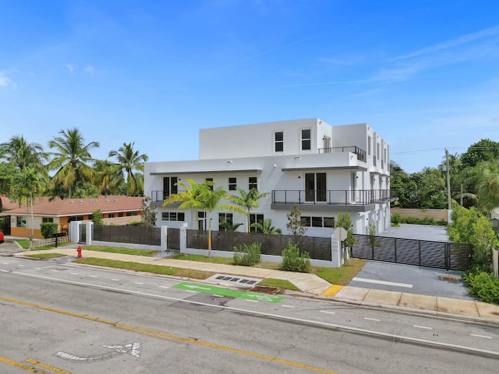 Luxe New Modern Home With Pool - Fort Lauderdale